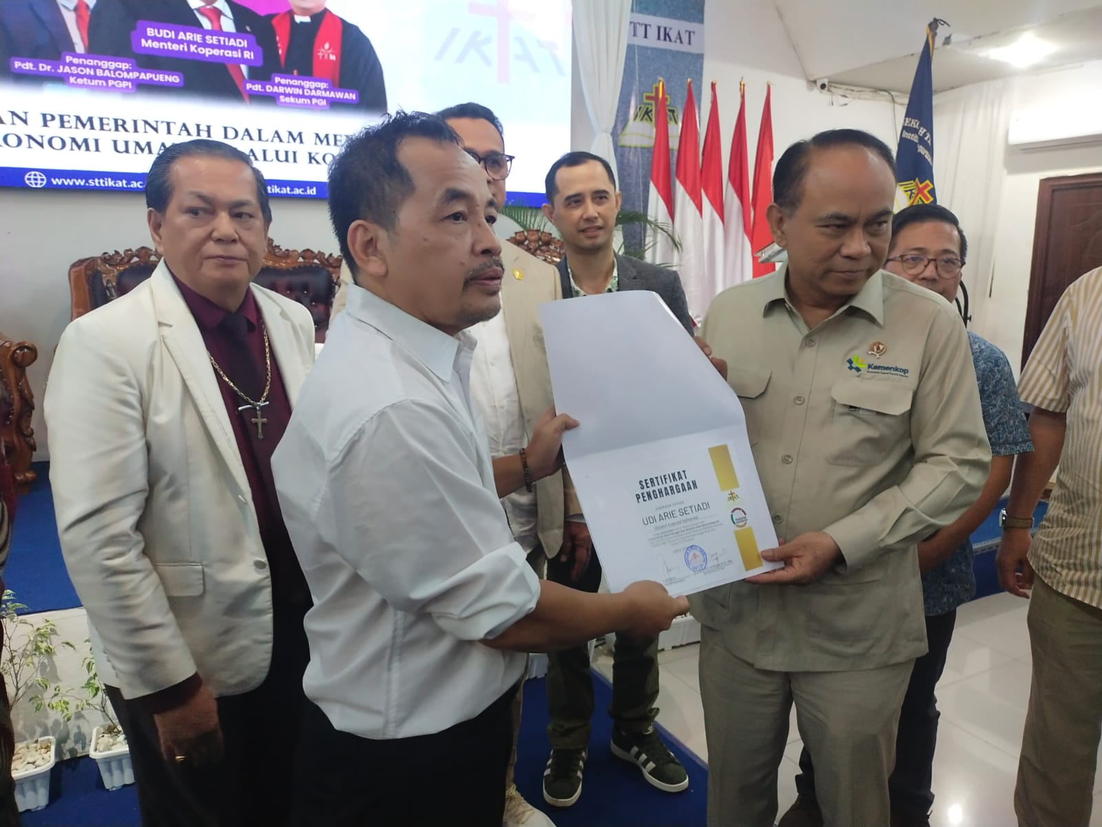 Seminar Nasional PEWARNA dan STT IKAT Dorong Gereja dan Umat Bangun ...